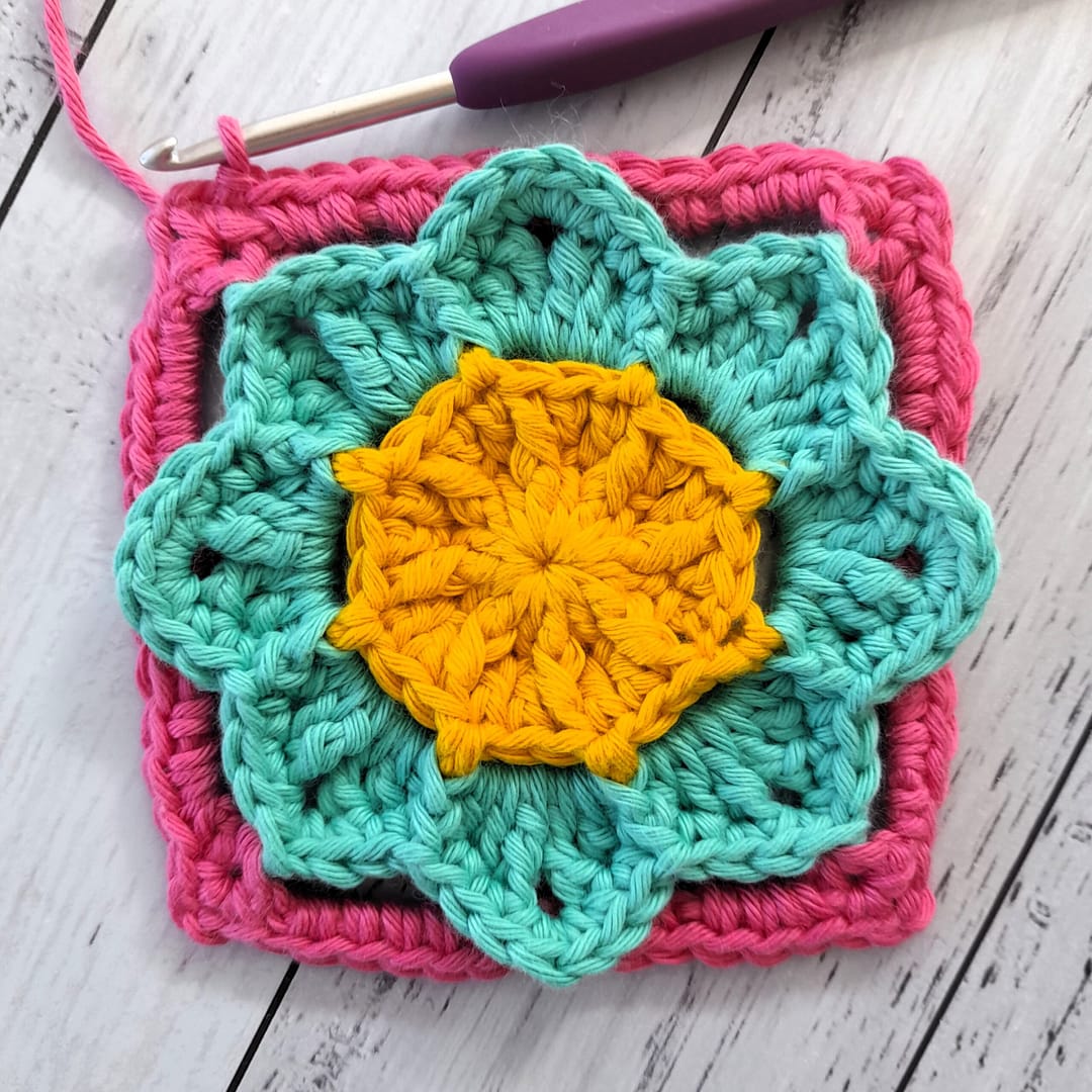 Free Floral Granny Square Pattern - Coffs Bloom Square - Best Crochet Life