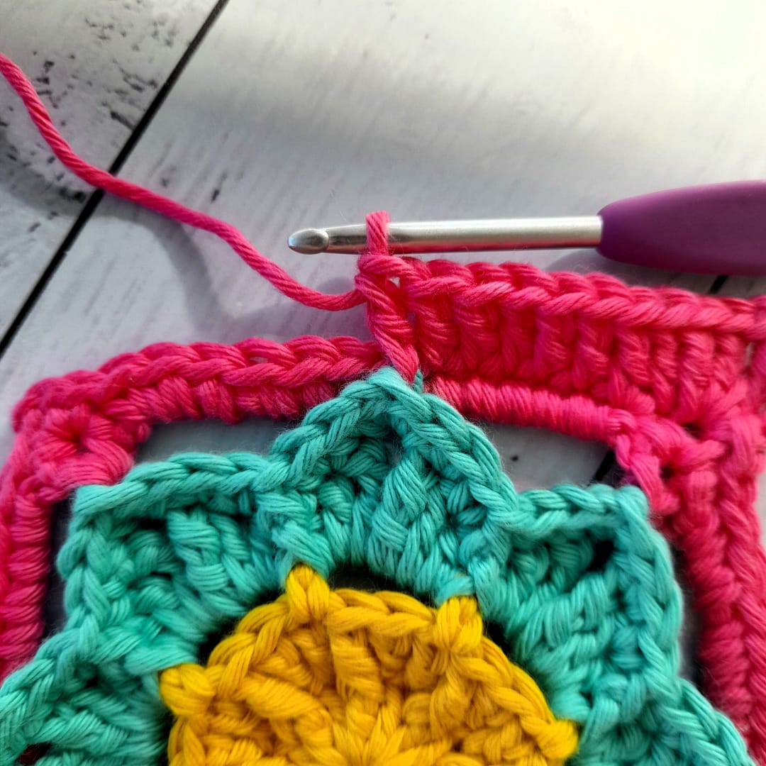Free Floral Granny Square Pattern - Coffs Bloom Square - Best Crochet Life
